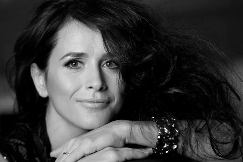 Portret de artistă • Cântăreața Mădălina Manole (1967 - 2010) - Radio ...
