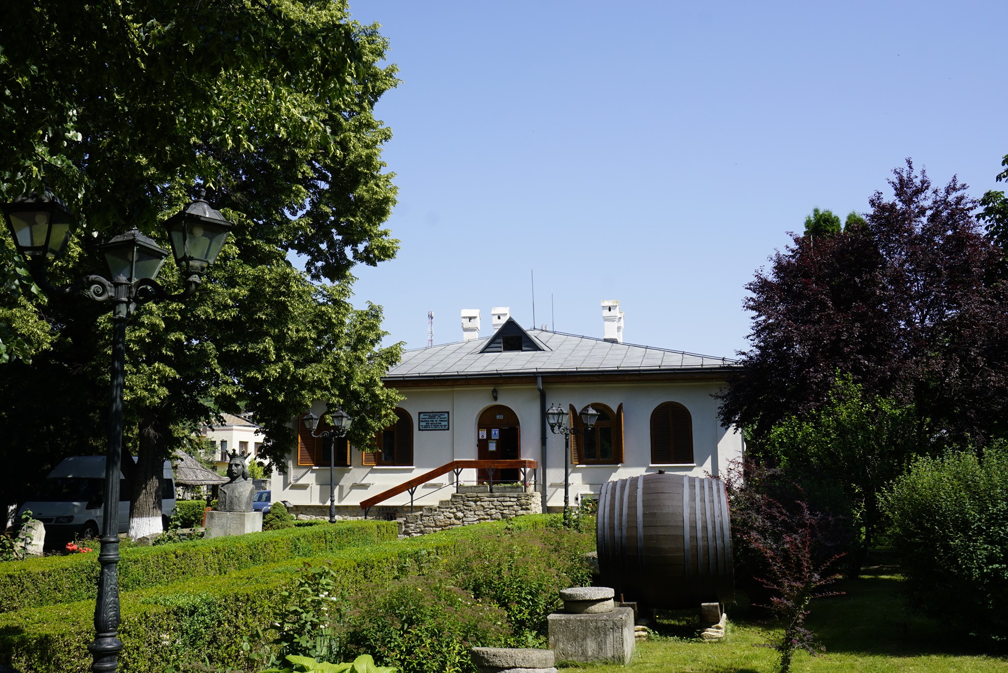 Expoziție și lansare de carte, la Muzeul Viei și Vinului din Hârlău ...