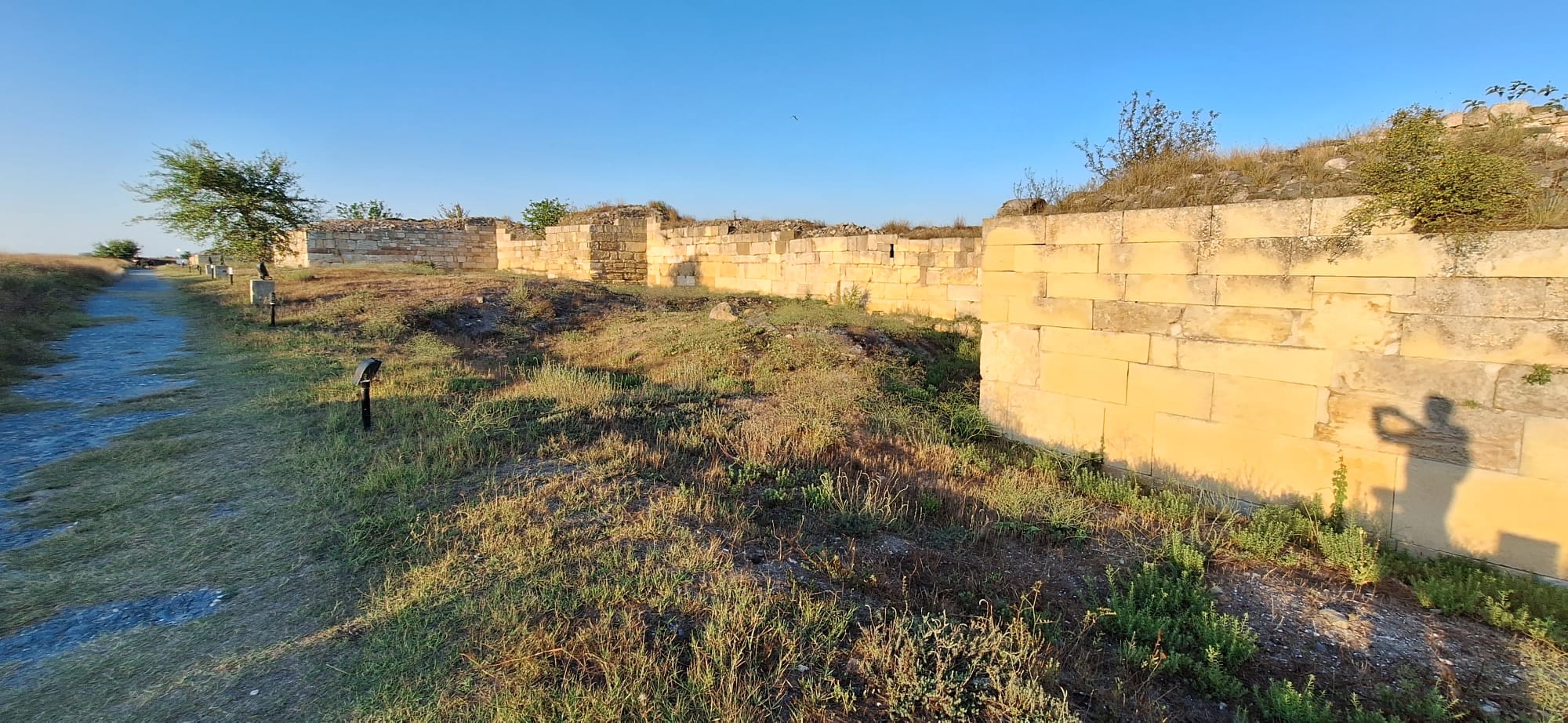 Cetatea Histria, locul din care apusul se vede mare cât roata carului ...