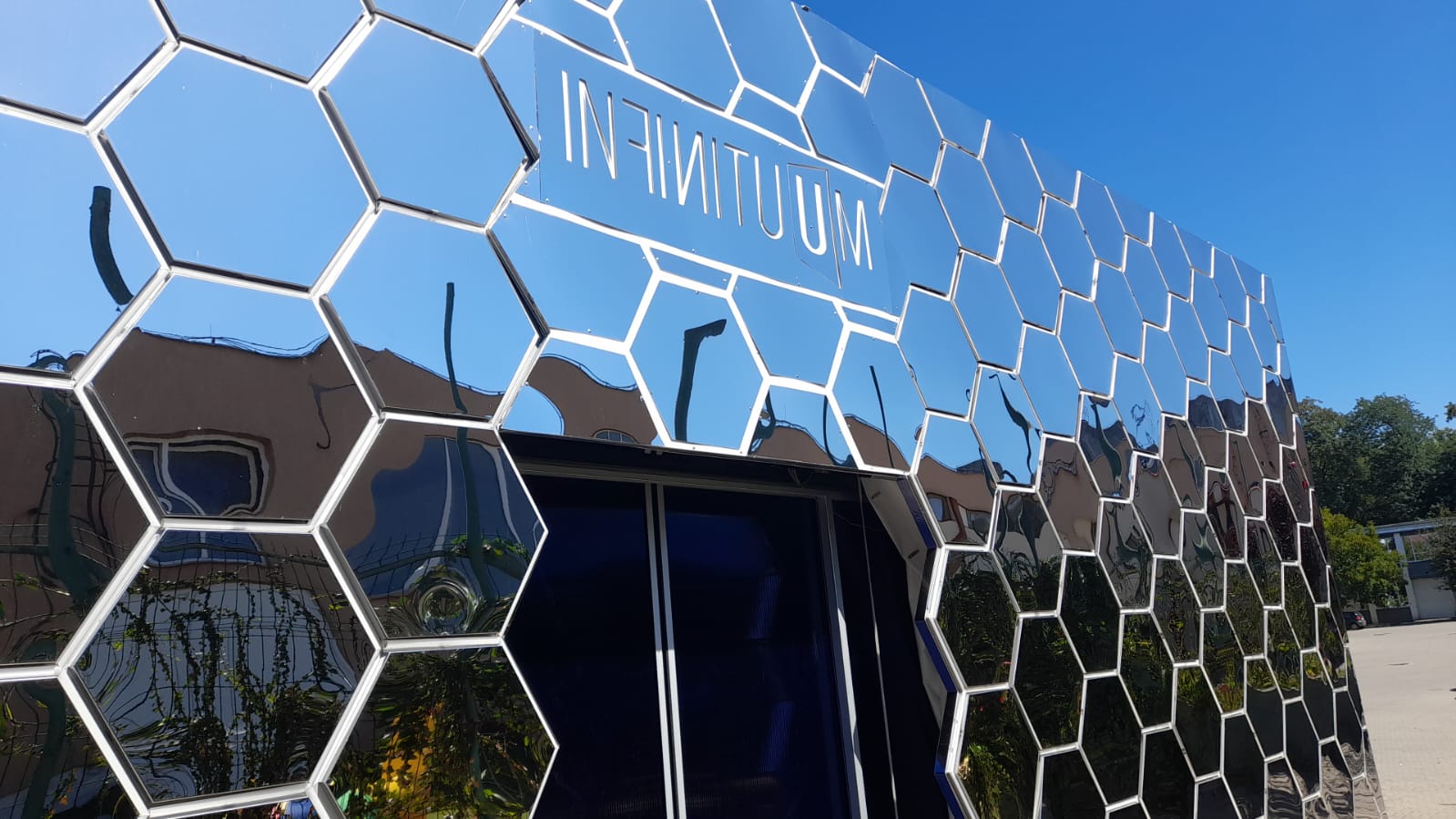 Cel mai mare labirint de oglinzi din România, deschis la Târgu Mureș ...