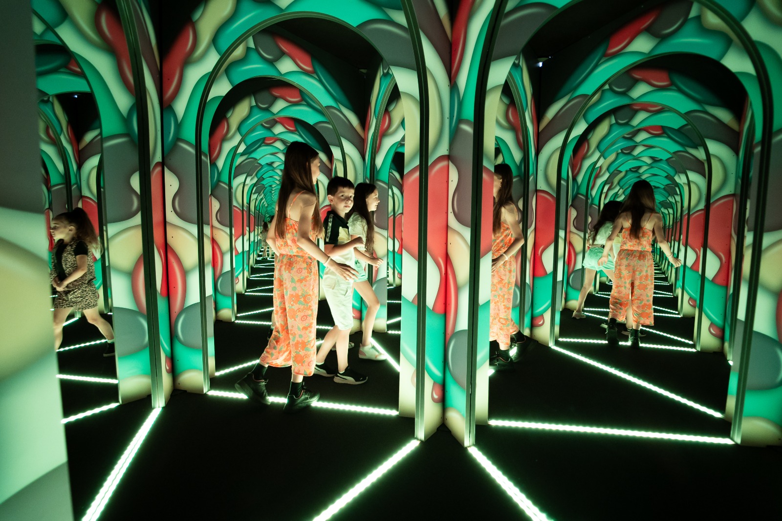 Cel mai mare labirint de oglinzi din România, deschis la Târgu Mureș ...