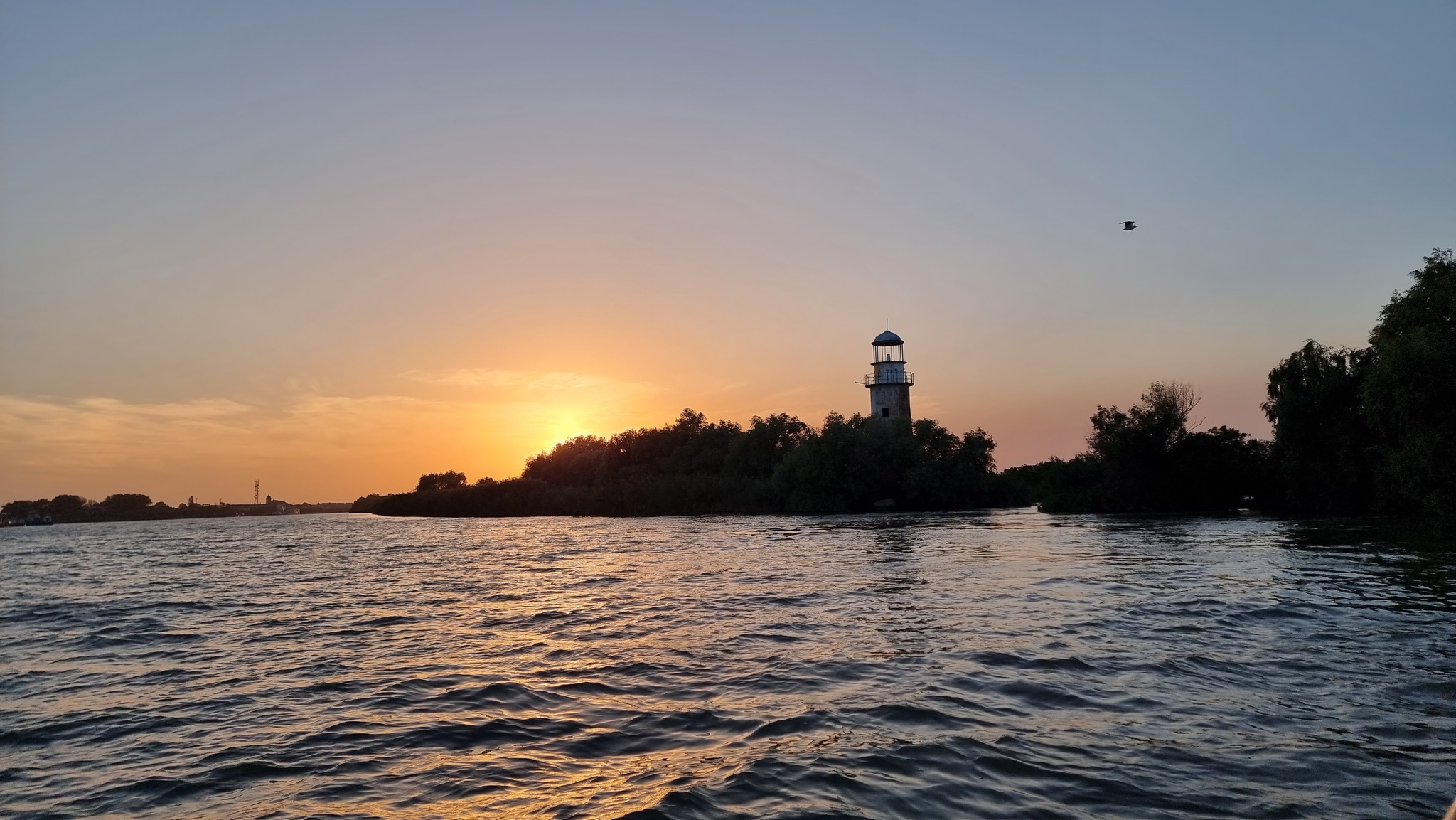 Cel mai vechi far de pe litoralul românesc se află la Tuzla. La ...