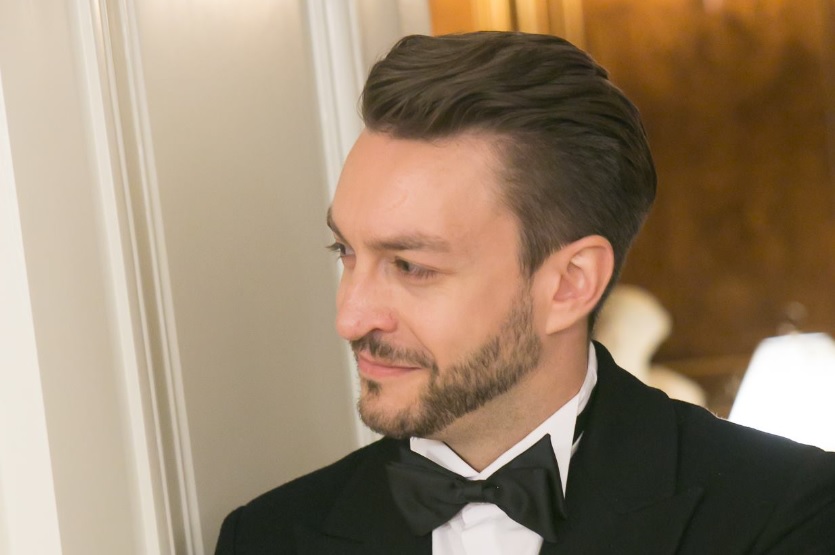 Tenorul Andrei Lazăr, după intonarea imnului României pe Arena ...