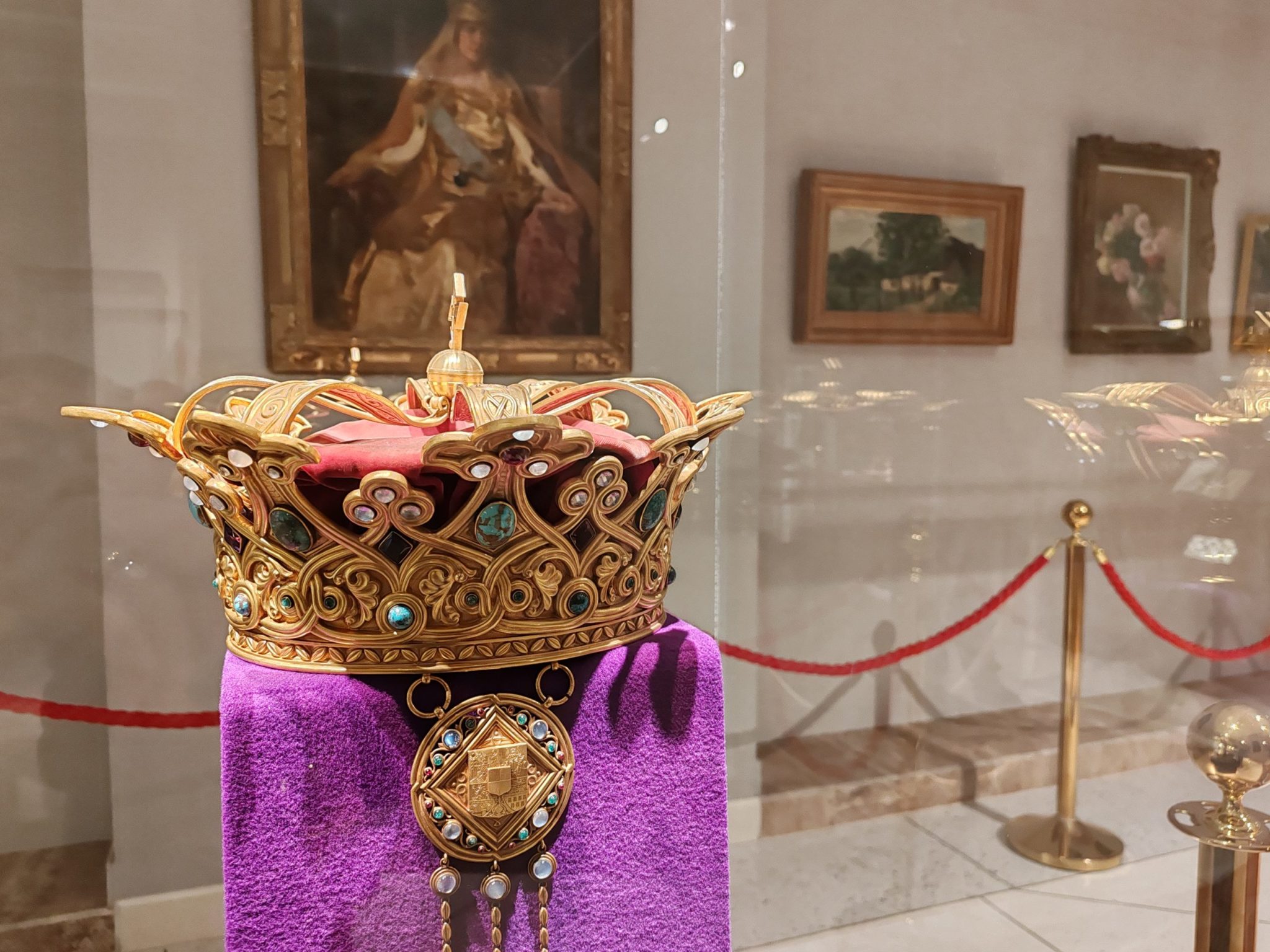 Coroana Reginei Maria a României, expusă la Palatul Braunstein din Iași ...