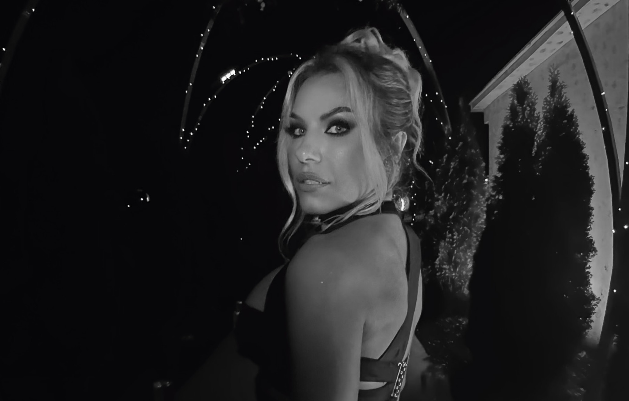 Amna feat. What's Up • Arme - Radio Vacanța