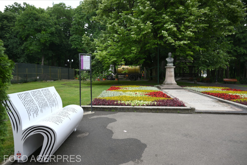 Teiul lui Mihai Eminescu, arborele monument care trăiește datorită unui ...